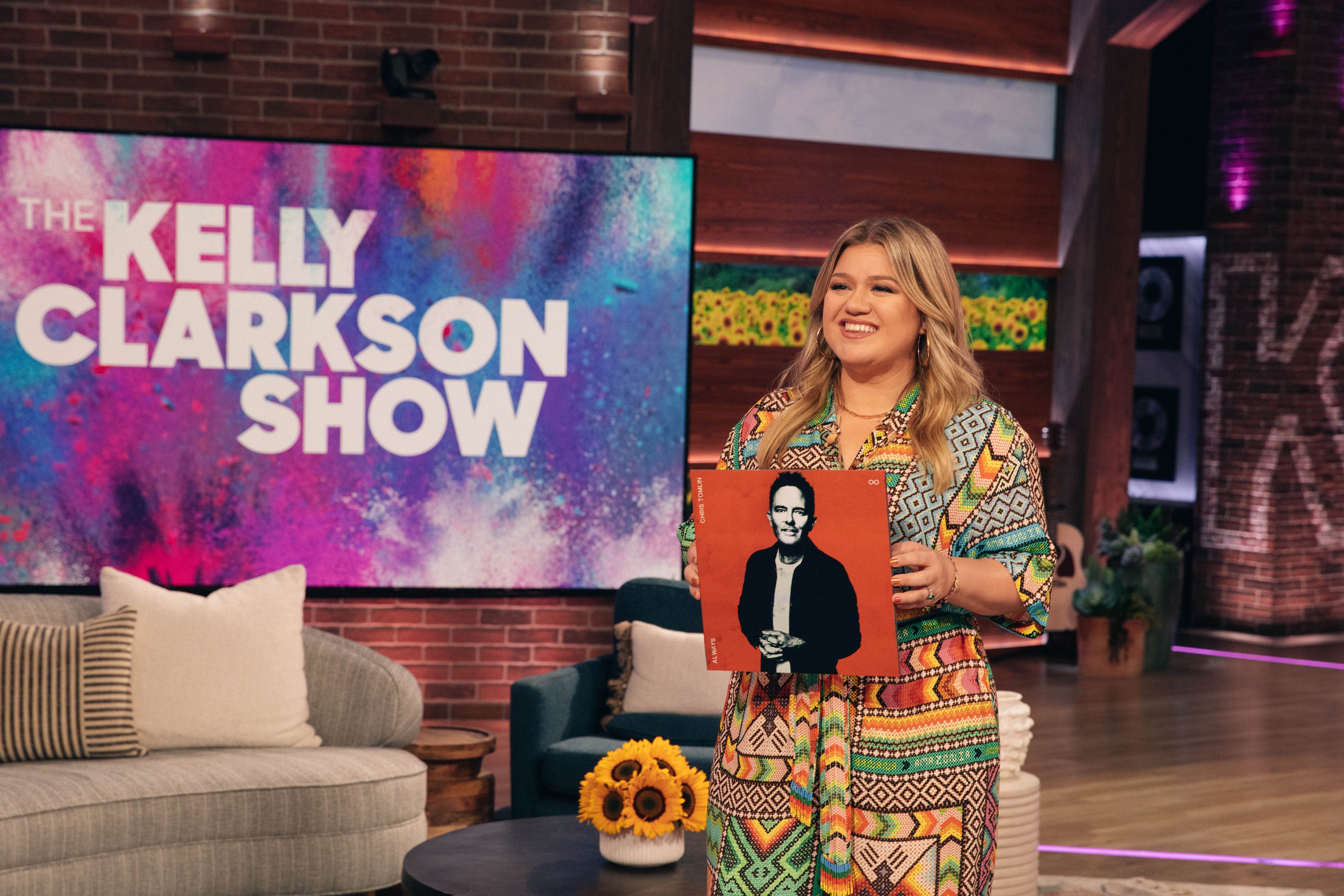 "Holy Forever" Live on The Kelly Clarkson Show – Chris Tomlin